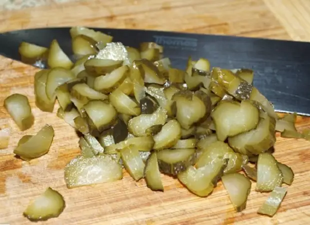 Blätterteigboote mit Kartoffeln, Fleisch und Gurken