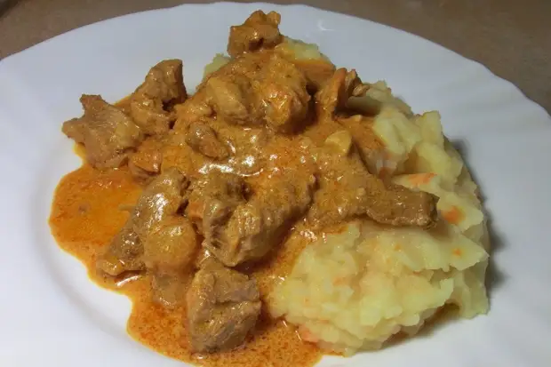 Schweinefleisch in cremiger Tomatensauce