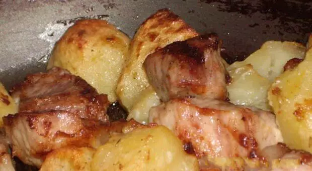 Laħam moħmi fid-dar bil-patata