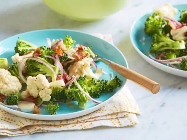 Kedu ka esi eme salad broccoli dị mma?