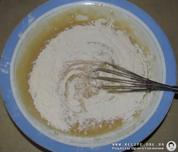 Resep dengan foto - Kue Madu Bola Emas: tambahkan tepung dan telur