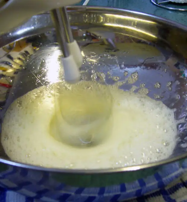 手動或使用攪拌器攪打蛋白的技術