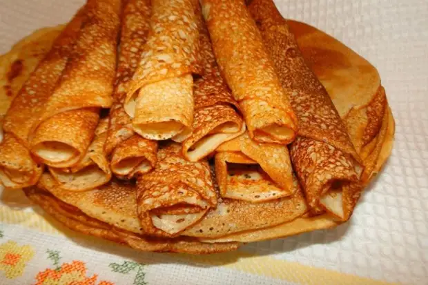 Lace pancakes kanggo Shrovetide