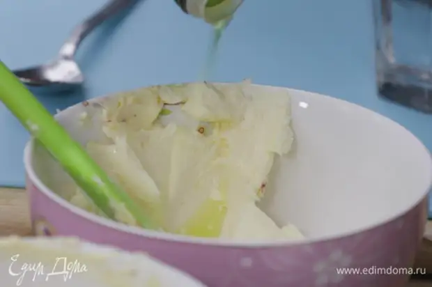 Tambah sendok teh lenga zaitun menyang bagean liya saka butter.