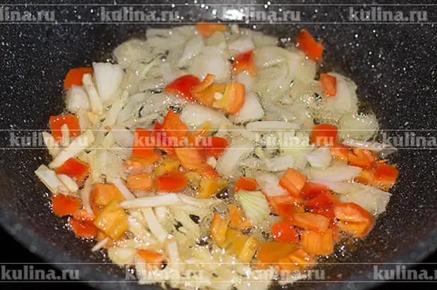 Coloque na mesma frigideira onde o frango foi frito. Cozinhe, mexendo ocasionalmente por 5 minutos.