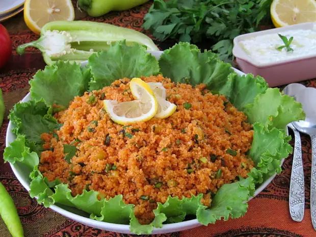 "Kısır" - Turkish saladi ye bulgur uye girini