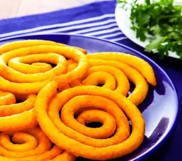 Espirals de patates cruixents. Tan deliciós per cruixent amb la salsa!