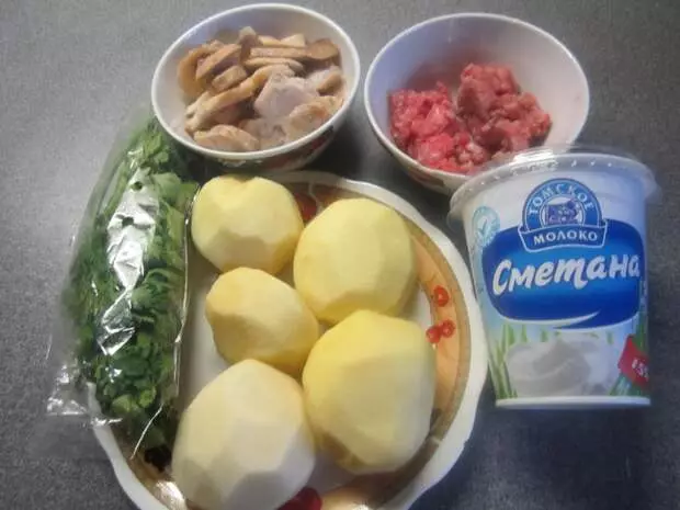 在煎鍋中加入肉末和蘑菇的土豆