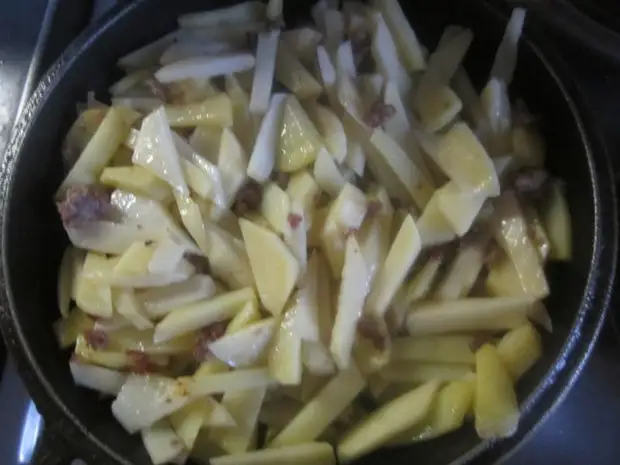 Kartoffeln mit Hackfleisch und Champignons in einer Pfanne