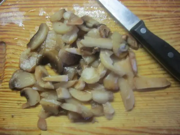 Kartoffeln mit Hackfleisch und Champignons in einer Pfanne