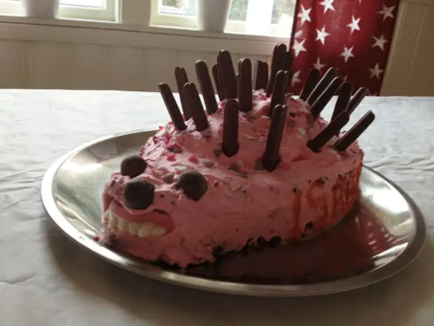 So A Friend Of My Girlfriend Made A Cake For Her Daughters Birthday Party. One Of The Kids Started Crying Because It Was So Ugly