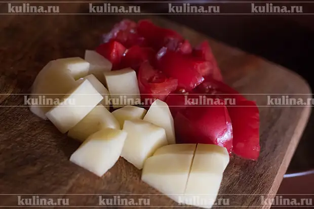 Kartoffeln und Tomaten in Scheiben schneiden und in einen Topf geben.