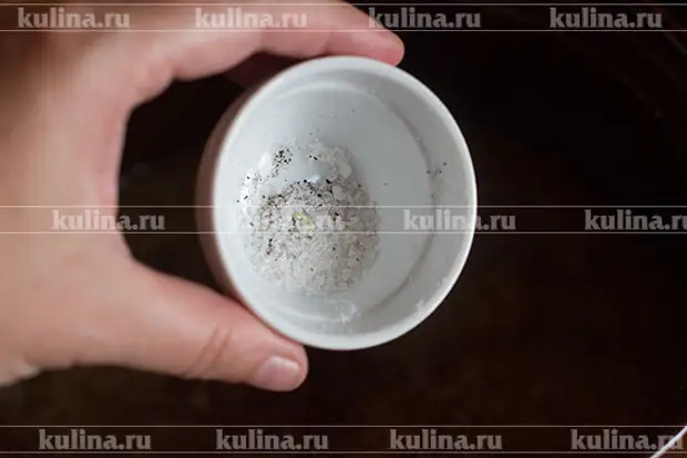 Smak til suppen med salt og pepper etter smak. Kok suppen i ytterligere 20-25 minutter til ris og poteter er ferdigstekt.