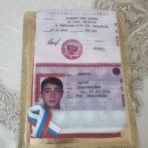 Aus irgendeinem Grund sagen sie: Posten Sie keine Fotokopien Ihres Reisepasses im Internet ... Und ein Kuchen ist keine Fotokopie. lustig, russland, kuchen