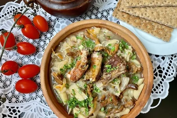 Foto de receta: sopa de repollo con costillas ahumadas y rebozuelos # litkukhnya # cook