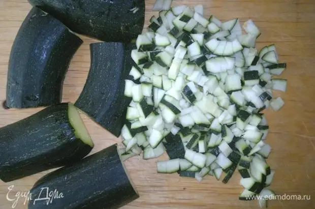 Geza i-zucchini, yomile, uthathe ama-cubes amancane.