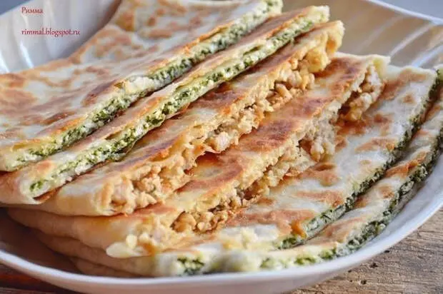 Tortilla Tiorka miaraka amin'ny fromazy, hena ary spinach