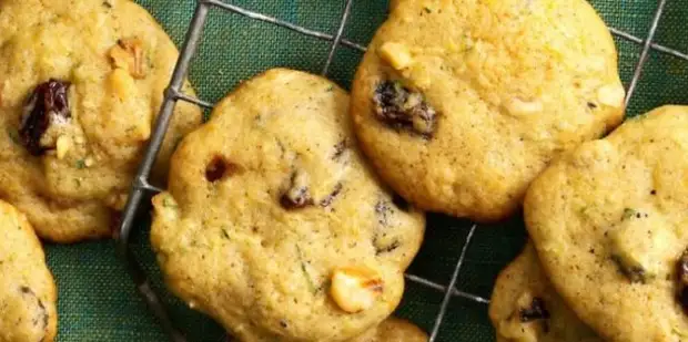 Tanda Zucchini Recipes: Spicy Zucchini Cookies tare da Kwayoyi da Raisins