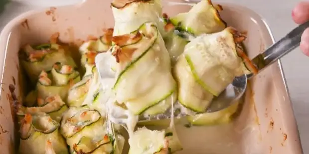 Zucchini sa oven, mga recipe: Mga zucchini roll na may sarsa ng manok at cream