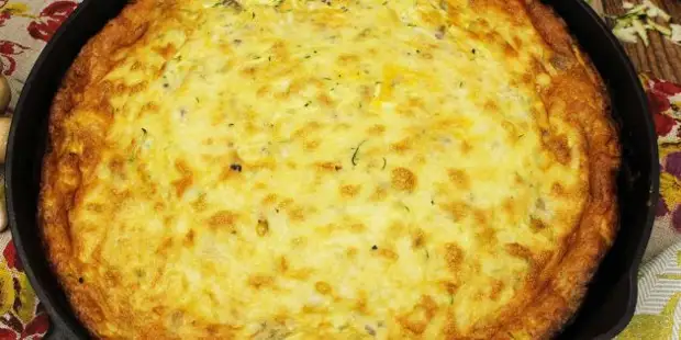 Zucchini yn 'e oven, resepten: Egg casserole mei zucchini, tsiis en krûden