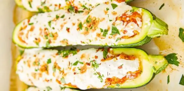 Tanda zucchini girke-girke: Zucchini jiragen ruwa tare da minced nama da ricotta