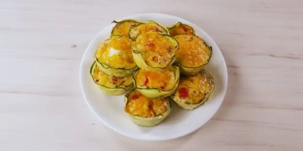 Mga Recipe sa Oven Zucchini: Mga Egg Muffin na may Ham sa Mga Basket ng Zucchini