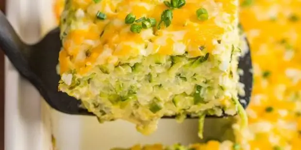 Foornada Zucchini Recipes: Zucchini Casserole oo leh bariis iyo jiis