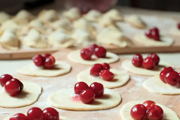 Snabb mästarklass: förbereda dumplings med körsbär