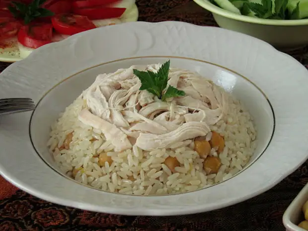 Pilaf ទួរគីជាមួយសាច់មាន់និង Chickpeas (Tavuklu Nohutlu Pirinç Pilavı)