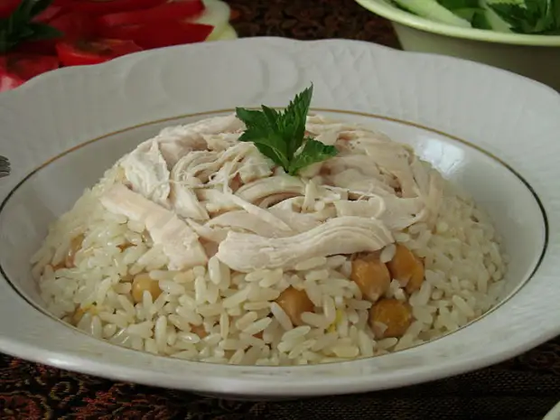 Türgi pilaf kana ja kikerhernestega (Tavuklu Nohutlu Pirinç Pilavı)