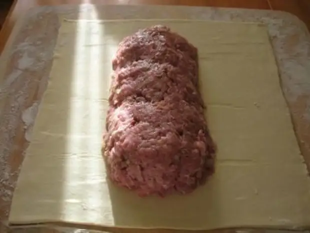 dough मध्ये घरगुती meatloaf