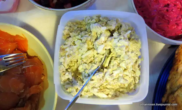 salaatti aardappelsalade met witte vis en gezouten champignons