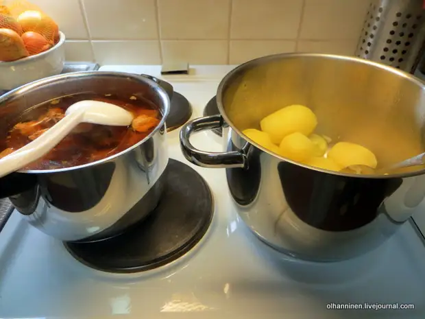 ragoût de liha et pommes de terre bouillies sur la cuisinière