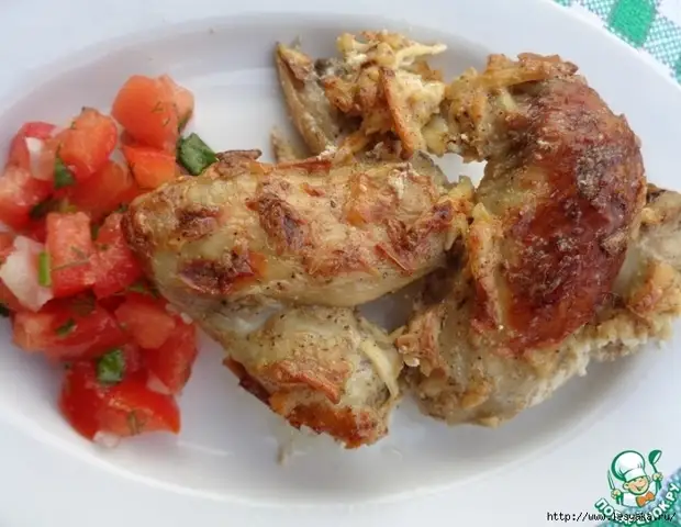 Sayap ayam yang dipanggang dengan keju asap: resep baru yang lezat