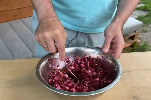 Rødbeder med peberrod på kefir. alternativ til okroshka: foto trin 6