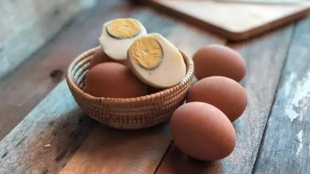 როდესაც კვერცხები იხარშება და გულზე მწვანე რგოლი გამოჩნდება: შესაძლებელია თუ არა ასეთი ჭამა