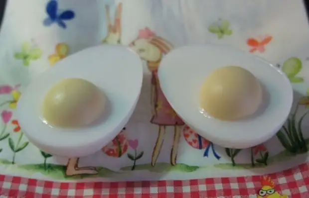 When eggs are hard-boiled and a green rim appears on the yolk: is it possible to eat such