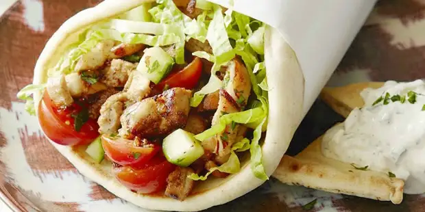 Pita Brout mat Poulet a Geméis