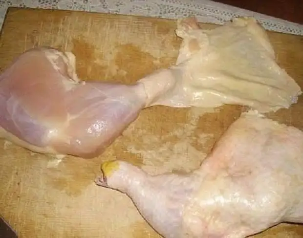 Kaki ayam yang diisi telah menjadi hidangan tradisional di meja Tahun Baru saya.