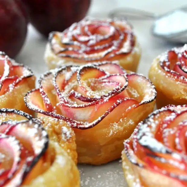 Cociñar rosas de mazá para decorar empanadas e pastelerías