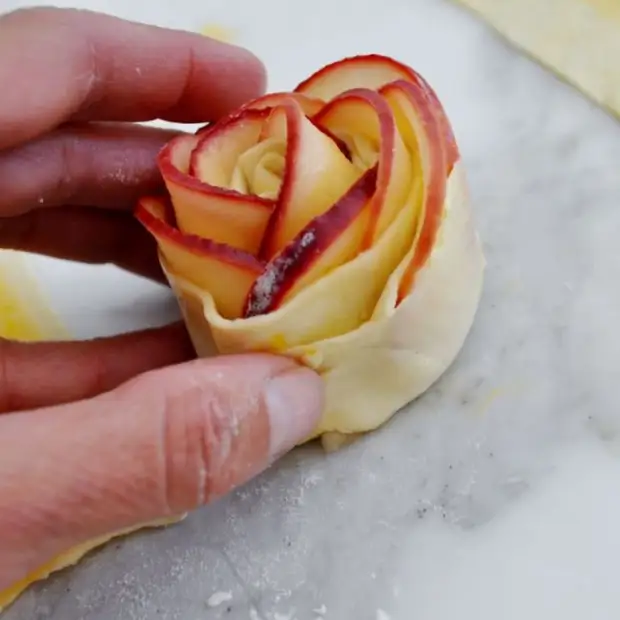 Cociñar rosas de mazá para decorar empanadas e pastelerías