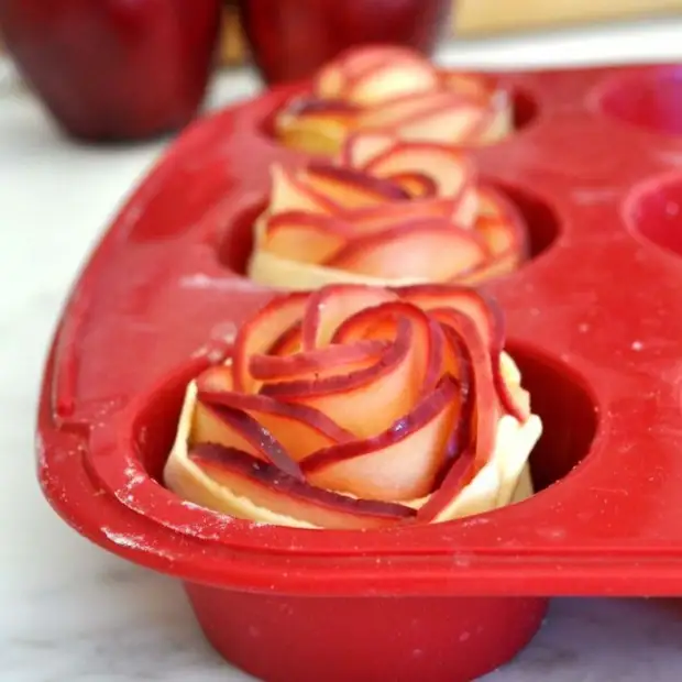 Cociñar rosas de mazá para decorar empanadas e pastelerías