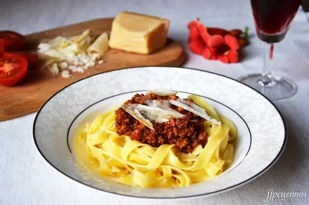 Bolognese sauce - mafi mashahuri miya don taliya da spaghetti