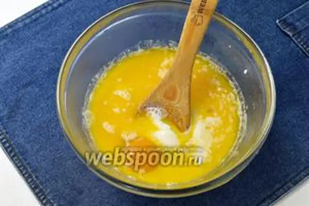 Melt and cool 50 g butter. Add 1 cup sour cream, 1 egg, salt (0.3 tsp), sugar (2 tablespoons), Stir well.