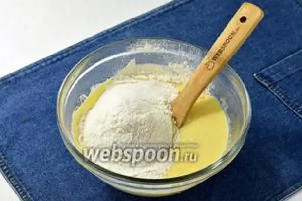 Stir in flour (2.5 cups) sifted with baking soda (1 tsp). Add flour gradually, kneading soft dough. The dough should turn out like soft soft plasticine. Gather the dough into a ball, cover with a towel and leave in a warm place for 30 minutes.