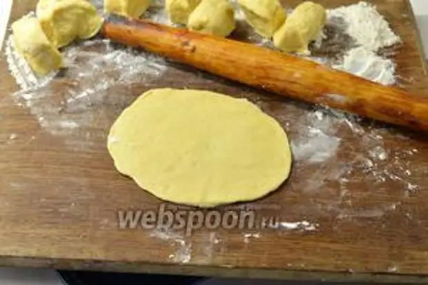 Sprinkle flour on the countertop, divide the dough into small pieces and roll each piece of dough into a round layer 2 mm thick (it can be thinner). The thinner you roll out the dough, the crisp the cakes will be.