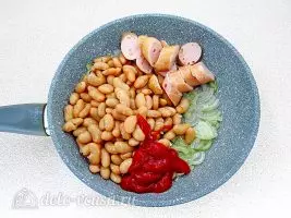 Quick White Bean Lobio with Sausages- ကျန်ပါဝင်ပစ္စည်းများကို ကြက်သွန်နီထဲသို့ ထည့်ပါ။