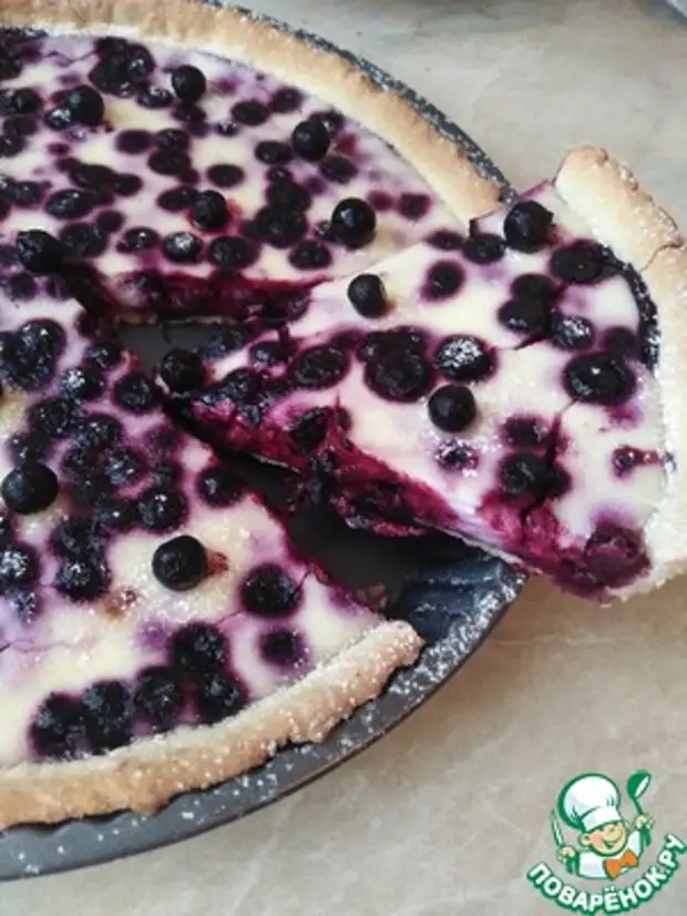 Torta de frutas vermelhas com recheio de creme de leite