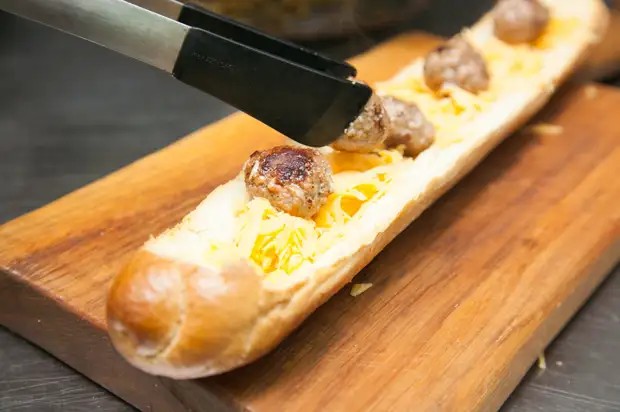 Baguette ກັບ meatballs