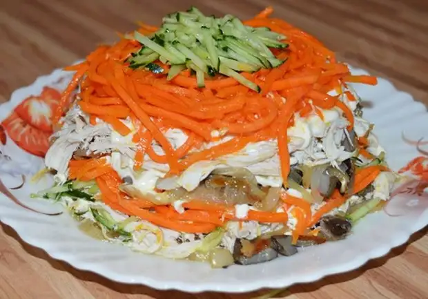 Salata de pui Delight este simplă și rapidă, dar va impresiona oaspeții!